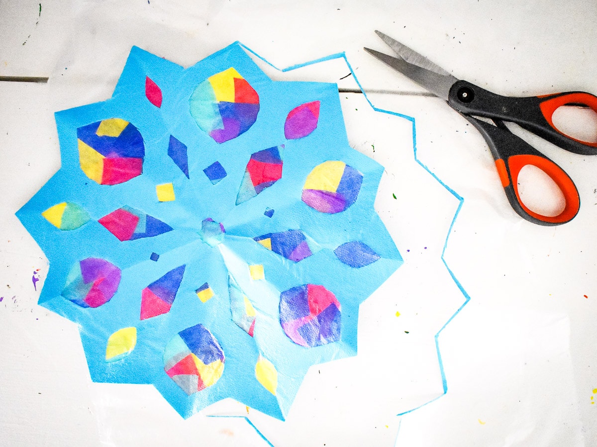 Snowflake Suncatcher Craft - Easy Winter Craft! - Kids Activity Zone
