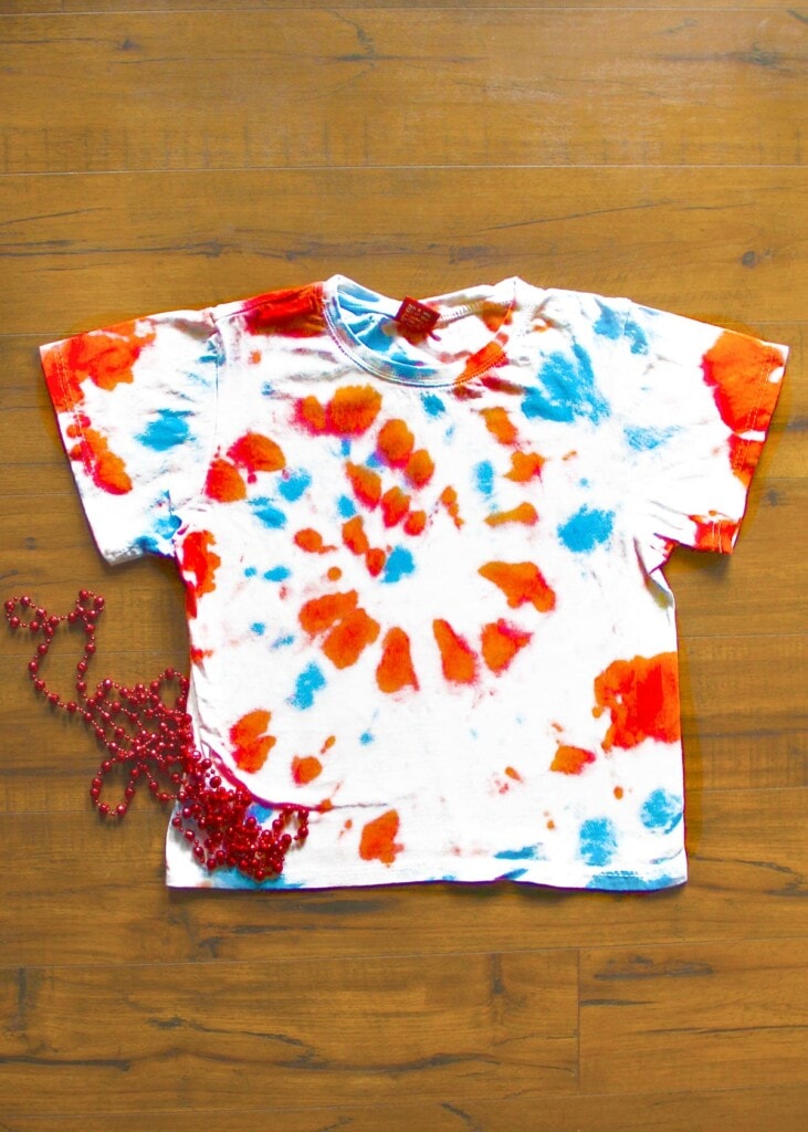 How to Make a Red, White and Blue Tie Dye Shirt! - Kids Activity Zone