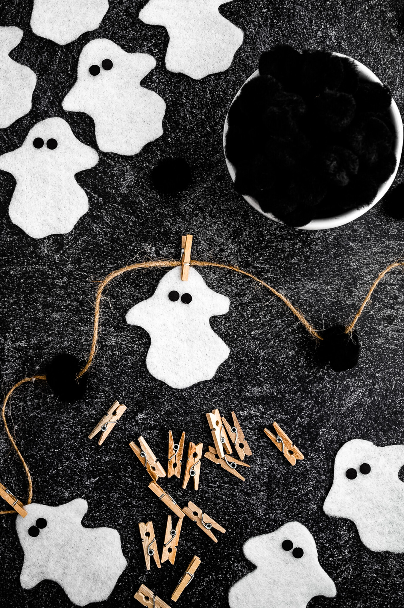 Easy DIY Ghost Garland - No Sew Craft! - Kids Activity Zone