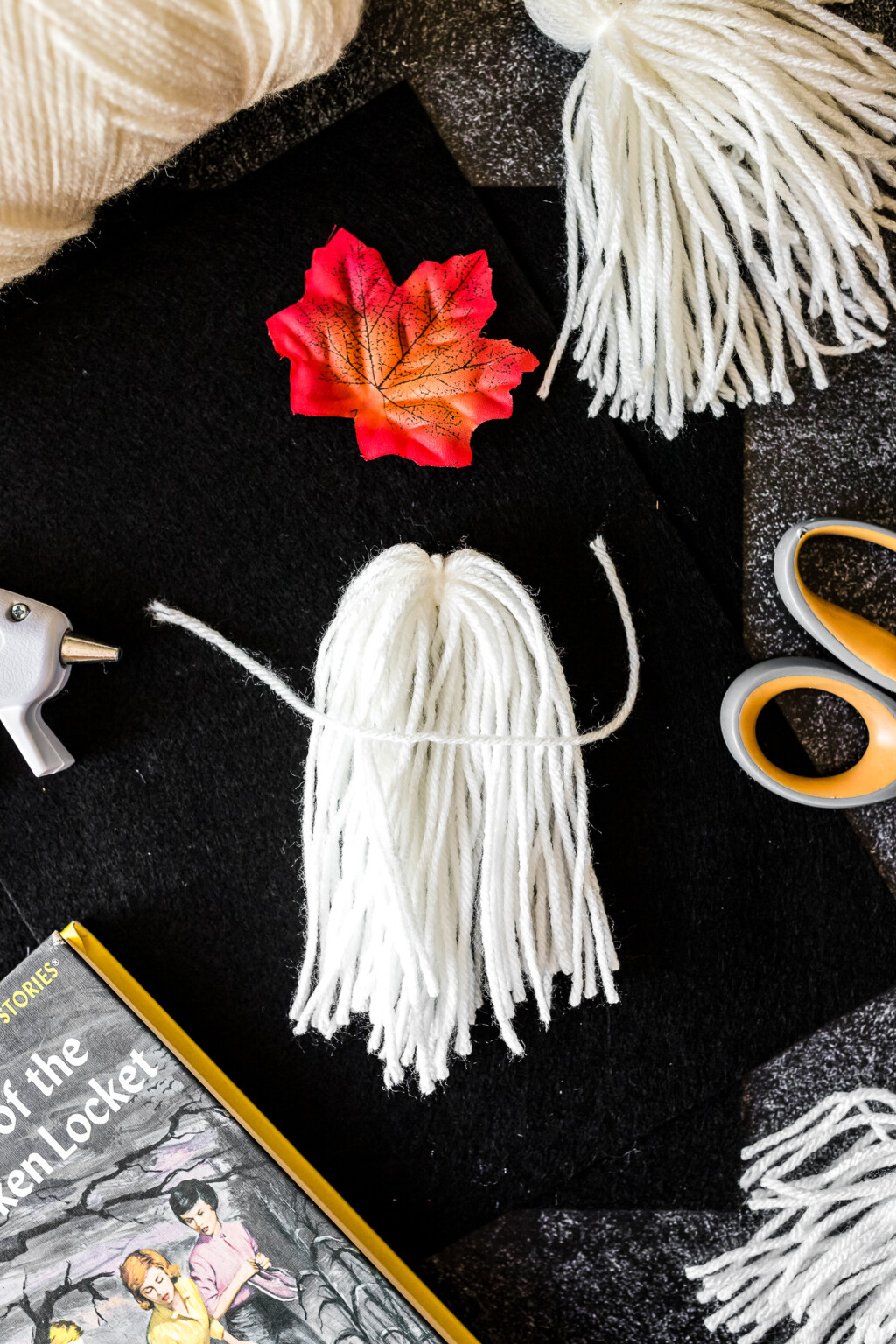 Yarn Ghosts - 10 Minute Craft! - Kids Activity Zone